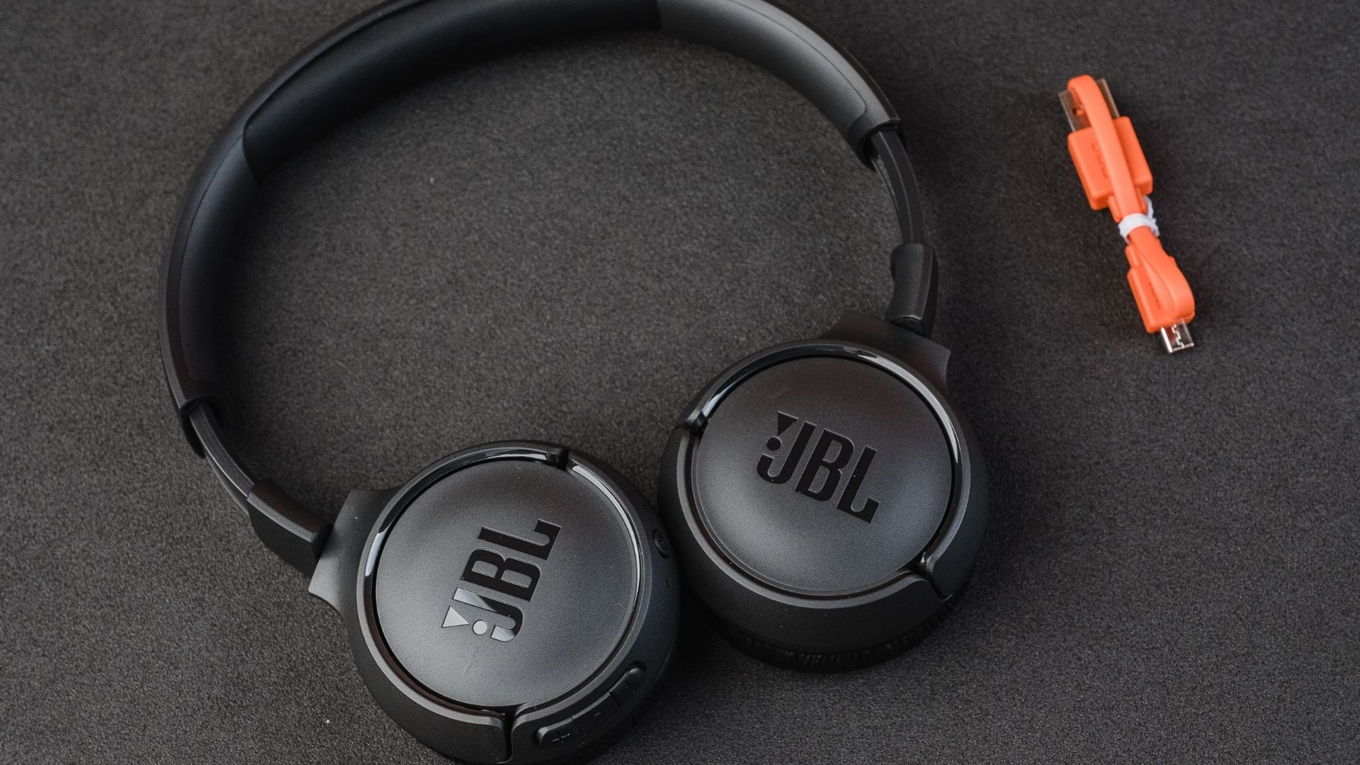 JBL Tune 500BT: headphone tem graves potentes e bom custo-benefício